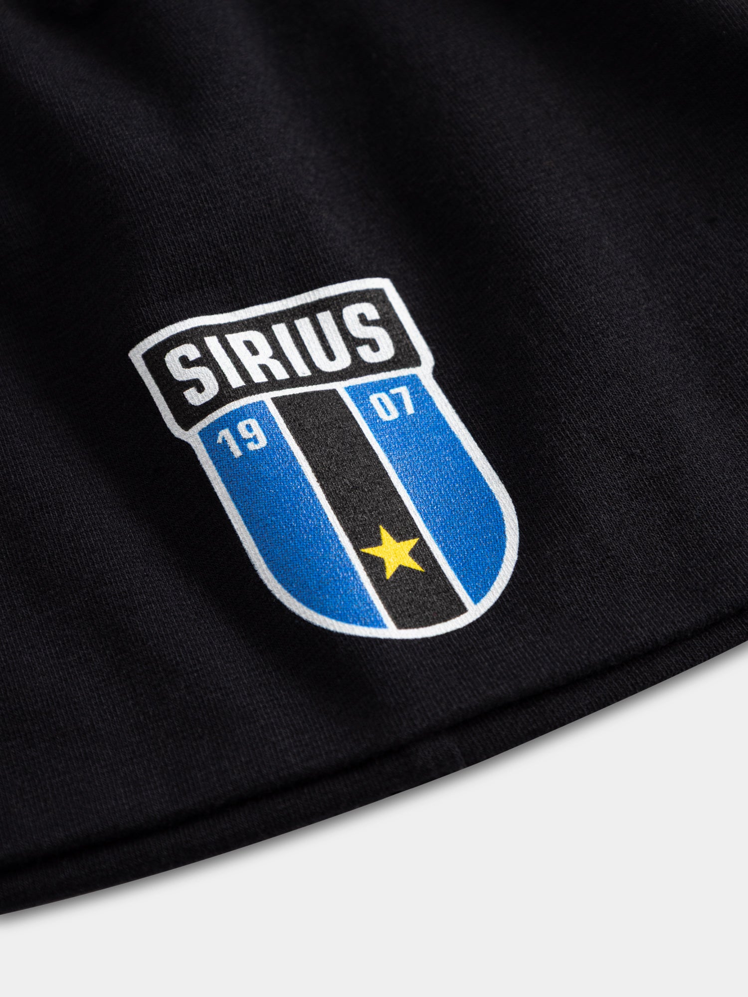 Bomullsmössa svart emblem – Siriusshopen